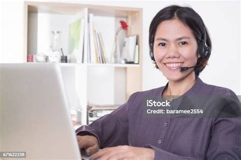 아시아 여성 행복 미소 고객 사무실에서 헤드셋 연산자를 지원 합니다 고객에 대한 스톡 사진 및 기타 이미지 고객 고객
