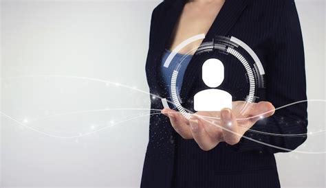 인적 자원 Hr 관리 개념입니다 회색 배경 비즈니스 조직 및 직원 계층에 디지털 홀로그램 인간을 손으로 잡고 있습니다