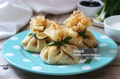 팬케이크의 가방 청 어 캐 비어와 사 우 어 크림 딜 나무 배경에 박제 소박한 스타일입니다 Maslenitsa에 대한 스톡 사진 및 기타 이미지 Istock