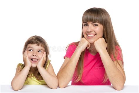 Mamma En Haar Weinig Dochter Die Bij De Lijst Het Lachen De Emoties