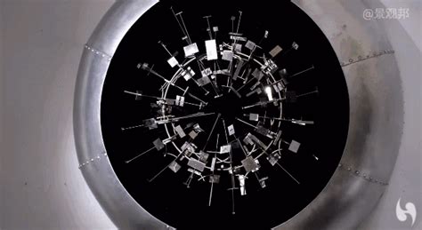 Anthony Howe风动艺术雕塑的设计过程融合了计算机技术与艺术家的直觉，以和谐动人的造型美学和无与伦比的优雅线条为特征，探索出不同的雕塑形式和组合。 花瓣网