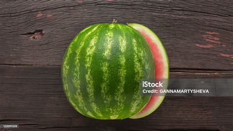 신선한 수박 푸른 콘크리트 수박 조각 민트 잎 민트 잎 맛있는 채식주의자 채식 디저트 육즙이 많은 수박 돌 배경 돌 콘크리트