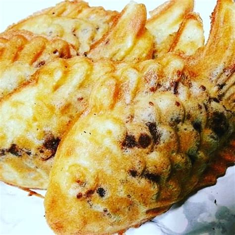 요즘 붕어빵이 안보인다 했더니 한봉지 샀다는 마음이 넘 이뻐서 낼름 머리쪽부터 한입 베여무니 팥소가 뭉터기로 나온다 아~~~뜨거 달달하니 입안에서 녹는맛이 일품이다 황금