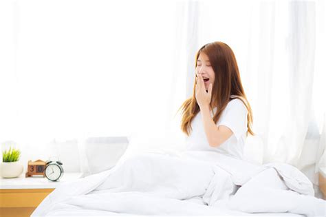 세로 젊은 아시아 여자 품 수 면 침실에서 침대에 앉아의 아름 다운 여자 일어나 후 휴식 및 여가와 건강 라이프 스타일 개념 십대 소녀에 대한 스톡 사진 및 기타 이미지