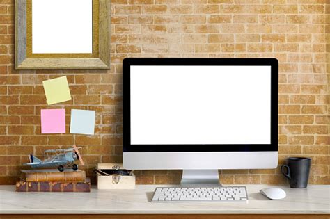 까지 조롱 데스크톱 컴퓨터 창조적인 공급 가정에서 또는 스튜디오와 세련 된 작업 영역 빈 화면 그래픽에 대 한 몽타주를 표시 합니다 0명에 대한 스톡 사진 및 기타 이미지