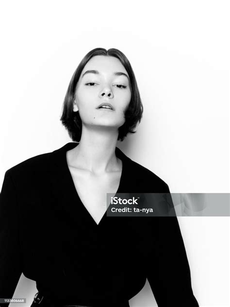 흰색 바탕에 검은 색 재킷을 입고 창백한 메이크업을 가진 예쁜 젊은 여자의 흑백 초상화 20 29세에 대한 스톡 사진 및 기타