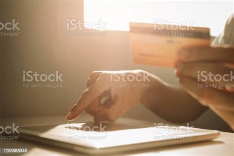 남성 손 태블릿 컴퓨터를 사용 하 고 집에서 직장에서 휴식 하는 동안 온라인 쇼핑에 대 한 작업 데스크에서 신용 카드를 들고 전자 상거래 인터넷 뱅킹 가상현실에 대한 스톡