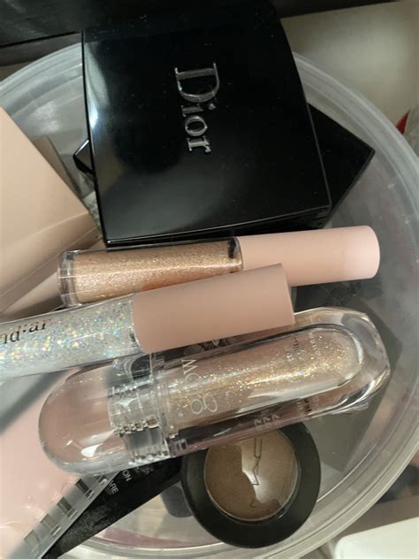 글리터 입자 사이즈가 다양한데 그렇다고 막 미치도록 화려해서 아이돌 스러운 느낌도 아니고