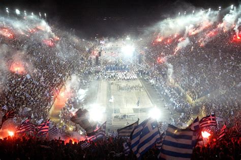 ΚΑΛΛΙΜΑΡΜΑΡΟ ΓΙΟΡΤΗ ΓΙΑ ΤΗΝ ΕΘΝΙΚΗ ΟΜΑΔΑ ΠΟΔΟΣΦΑΙΡΟΥ ΠΟΥ ΚΕΤΕΚΤΗΣΕ ΤΟ ΚΥΠΕΛΛΟ ΣΤΟ Euro2004