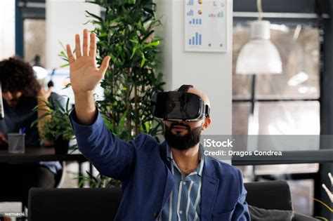 가상 현실 헤드셋을 입은 사업가가 스타트업 사무실에서 일하고 있다 Staff Meeting에 대한 스톡 사진 및 기타 이미지
