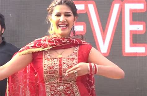 Sapna Choudhary Dance On Song Julf Hawa Me Lehrae Watch Viral Video Here Sapna Choudhary Stage