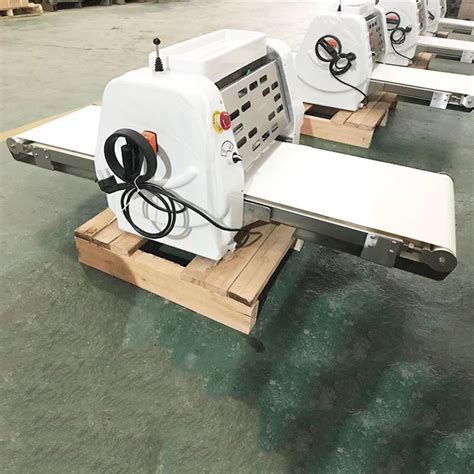 Bakery Equipment Mini Dough Sheeter Croissant Pastry Forming Machine