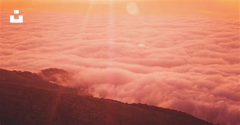 구름과 산 위의 태양 광선 사진 Unsplash의 무료 이탈리아 이미지