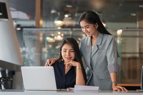 사무실 책상에 비즈니스 보고서 문서와 함께 일하는 젊은 비즈니스 팀 2명에 대한 스톡 사진 및 기타 이미지 2명 계획