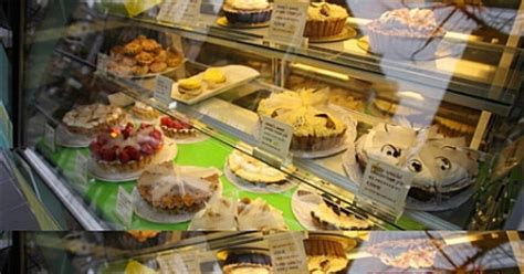 아침식사 대용으로 파이와 샌드위치 인기