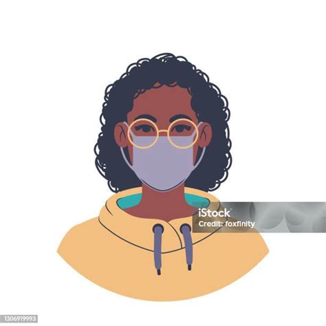 안경과 얼굴 가면을 쓰고 화려한 후드를 입은 젊은 아프리카 여성의 초상화 만화 십대 아바타 플랫 스타일 일러스트레이션 긍정적인 감정 표현에 대한 스톡 벡터 아트 및 기타