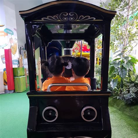 피오리 본인들이 운전하는 기차 탑승하라고 아드님께서 떼를 써서 부끄러움을 무릎쓰고뒤에 혼자 Facebook