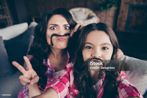 두 좋은 귀여운 달콤한 매력 사랑 스러운 꽤 쾌활 명랑 한 긍정적인 물결 머리 소녀 자매 Vsign 가짜 콧수염 곱슬 메기