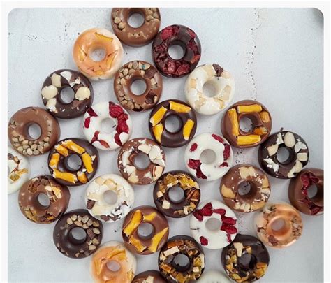 طرز تهیه شکلات دست ساز خانگی با موز و کره بادام زمینی مخصوص پذیرایی