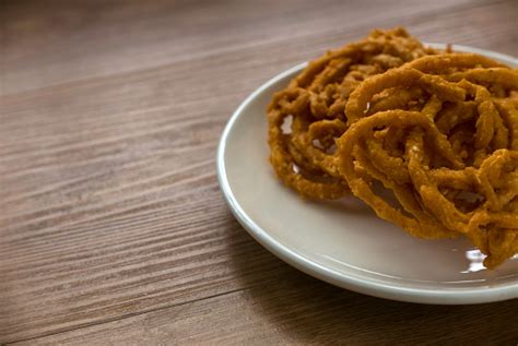 무루크쿠는 인도 아대륙에서 유래한 짭짤하고 바삭바삭한 간식입니다 인도 전통 티 타임 스낵 차클리는 튀긴 간식으로 차칼리 무루쿠 무르쿠 차크리로 알려져 있습니다 0명에 대한