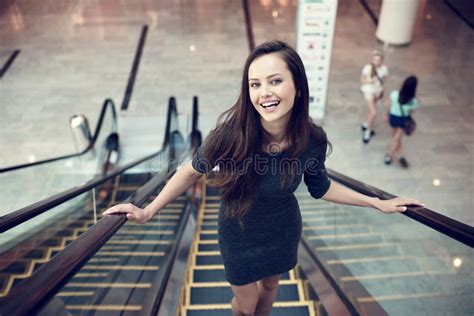 Внешний портрет красивой молодой сексуальной женщины Стоковое Фото изображение насчитывающей