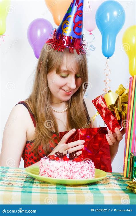 Verjaardag Van Een Jong Meisje Stock Afbeelding Image Of Verjaardag Vier