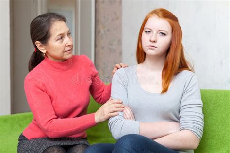 Η ώριμη μητέρα προσπαθεί συμφιλιώνει με την κόρη Στοκ Εικόνες εικόνα από Admonishment 35690768