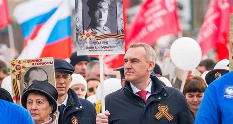 Губернатор ХМАО Кухарук прошел в Бессмертном полку с портретом деда Общество Ханты Мансийского