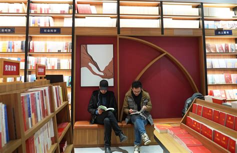 新华书店吐鲁番书城颜值焕新 读者点赞