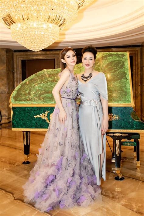 Nhan sắc mẹ Huyền Baby trong đám cưới con gái sao