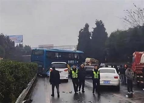 大巴高速公路追撞貨車波及多車 釀1死14傷｜即時新聞｜兩岸｜oncc東網