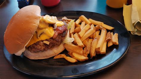 무료 이미지 레스토랑 생기게 하다 아침 식사 패스트 푸드 고기 점심 햄버거 샌드위치 치즈 버거 감자 튀김 불량 식품 굽는 것 캐나다 요리