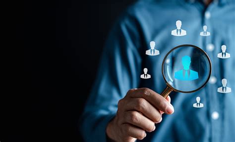 Hrm 또는 인적 자원 관리 돋보기를 들고 있는 사업가는 인간 개발 채용 리더십 및 고객 대상 그룹을 위한 직원 아이콘 중 하나인 관리자 아이콘을 선택하고 수락합니다 인적