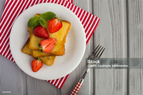 회색 나무 배경에 흰색 접시에 딸기와 프렌치 토스트 맨 위 보기입니다 공간을 복사합니다 0명에 대한 스톡 사진 및 기타 이미지 Istock