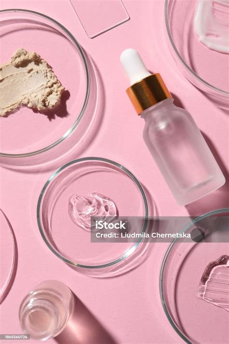 분홍색 배경에 샘플이 있는 화장품 세럼 및 페트리 접시 병 평평한 누워 0명에 대한 스톡 사진 및 기타 이미지 0명 건강관리와 의술 건강한 식생활 Istock
