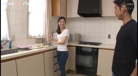 VENU 819 父が出かけて2秒でセックスする母と息子 阿部栞菜