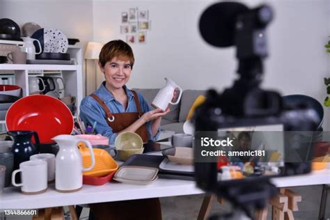 여성 블로거 동영상 블로거 및 온라인 인플루언서 녹화 비디오 콘텐츠 Brand Name Online Messaging Platform에 대한 스톡 사진 및 기타 이미지