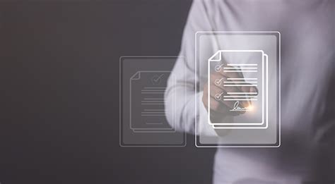 계약서 서명 전자 서명 디지털 문서 미래 스마트 계약 온라인 비즈니스 계약에 서명하기 위해 만지는 펜을 들고 스마트 폰 모바일 손을 가진 젊은이 45 49세에 대한 스톡