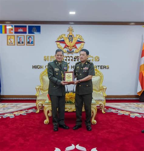 នាយឧត្តមសេនីយ៍ វង្ស ពិសេន អនុញ្ញាតឱ្យនាយការិយាល័យអនុព័ន្ធយោធាហ្វីលីពីនចប់អាណត្តិ