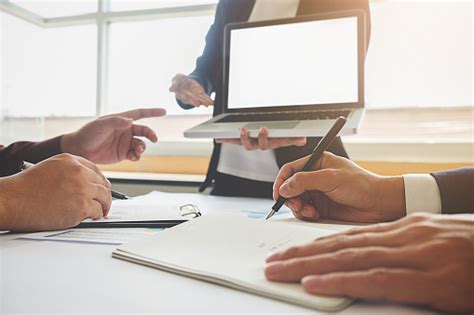 그의 팀의 일원과 가진 새로운 사업 프로젝트를 토론 하는 쾌활 한 사업가 가리키기에 대한 스톡 사진 및 기타 이미지 가리키기 경영자 기업 재무와 산업 Istock