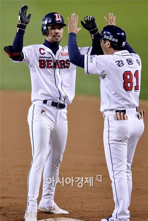포토 오재원 부진을 씻어버린 선취 2타점 아시아경제