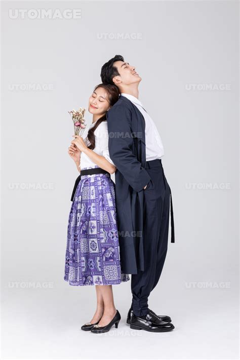 유토이미지 추석쇼핑꽃 들고 등 맞대고 있는 사진 이미지