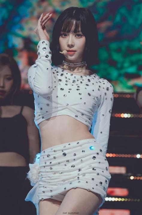 치마가 너무 짧아서 다 보여버린 에스파 윈터 무대 의상 FUN