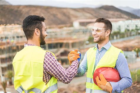 주택 건설 사이트 만들기에 빌더 거래행복 한 노동자는 그들의 계획의 만족거래 부동산 엔지니어 산업 및 건물 주택 개념오른쪽 남자에 초점 개념에 대한 스톡 사진 및 기타