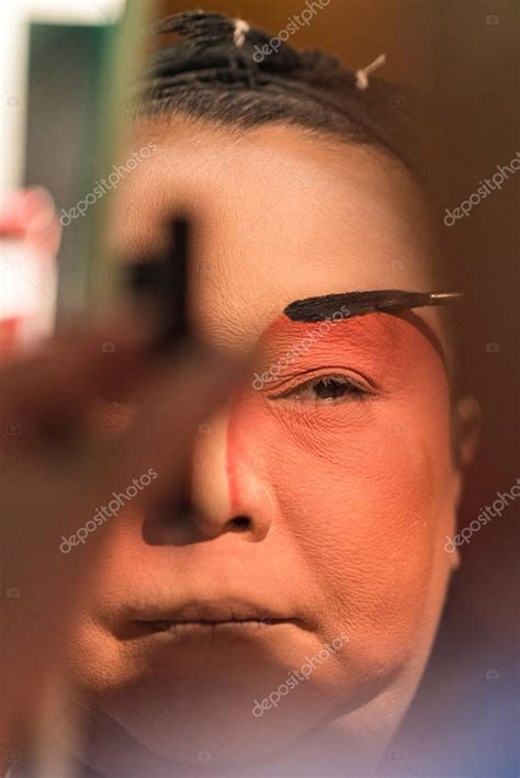 Una Actriz De Pera China Pintando La M Scara En Su Cara Antes De La Actuaci N En El Backstage En