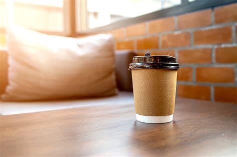 부드러운 초점과 배경에 빛을 통해 카페에서 테이블에 커피의 종이 컵 공예에 대한 스톡 사진 및 기타 이미지 공예 마실 것 머그 Istock