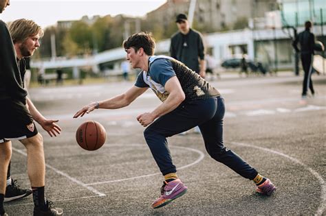 거리에서 스트리트 볼을 연주하는 사람들 농구와 스포츠 사진 도시 생활 개념 게임을 위해 공을 사용하는 사람 거리에 대한 스톡 사진 및 기타 이미지 Istock