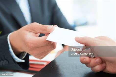 비즈니스 사람들 회의 세미나 또는 회의에 비즈니스 카드 변경 교환에 대한 스톡 사진 및 기타 이미지 교환 방문 인사장