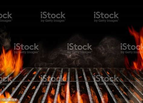 검은 배경에 불타는 불과 불씨 숯을 가진 뜨거운 빈 휴대용 바베큐 바베큐 그릴 음식의 배치를 기다리고 있습니다 클로즈업 바베큐그릴에 대한 스톡 사진 및 기타 이미지 Istock