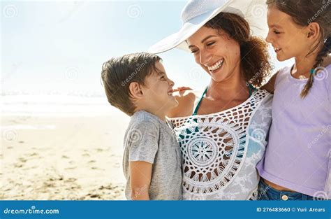 Los Dos Son Mi Todo Una Madre Y Sus Dos Hijos Disfrutando Juntos De Un